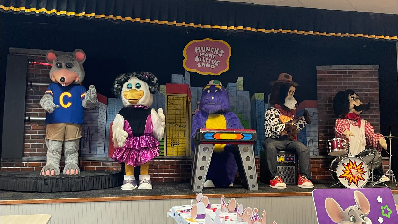 Chuck E Cheese’s My Family ~ Milwaukee, WI (WATCH UNTIL THE END) - YouTube