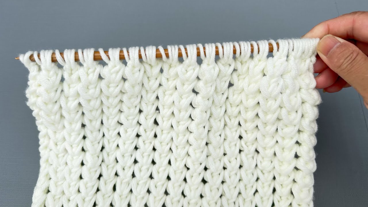 This patterned knitting method can be done in a positive and reverse ...