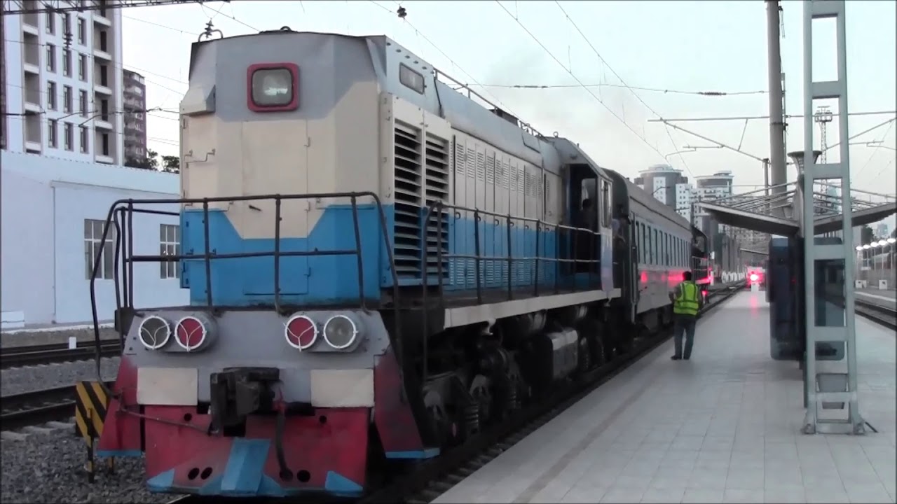 Azerbaijan Diesel locomotive TE33 idling at Baku Station アゼルバイジャン鉄道 ...