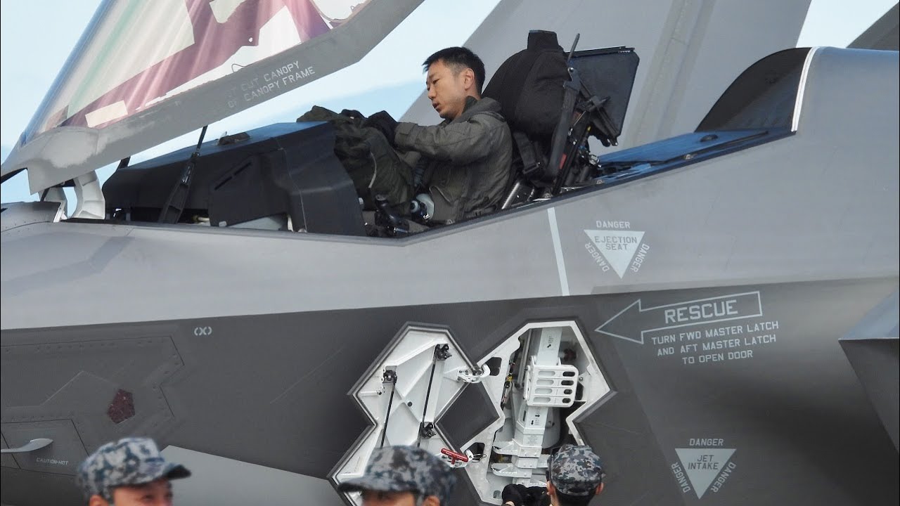パカッと開いてボーディングラダーが降りてくる F-35A Lightning！ - YouTube