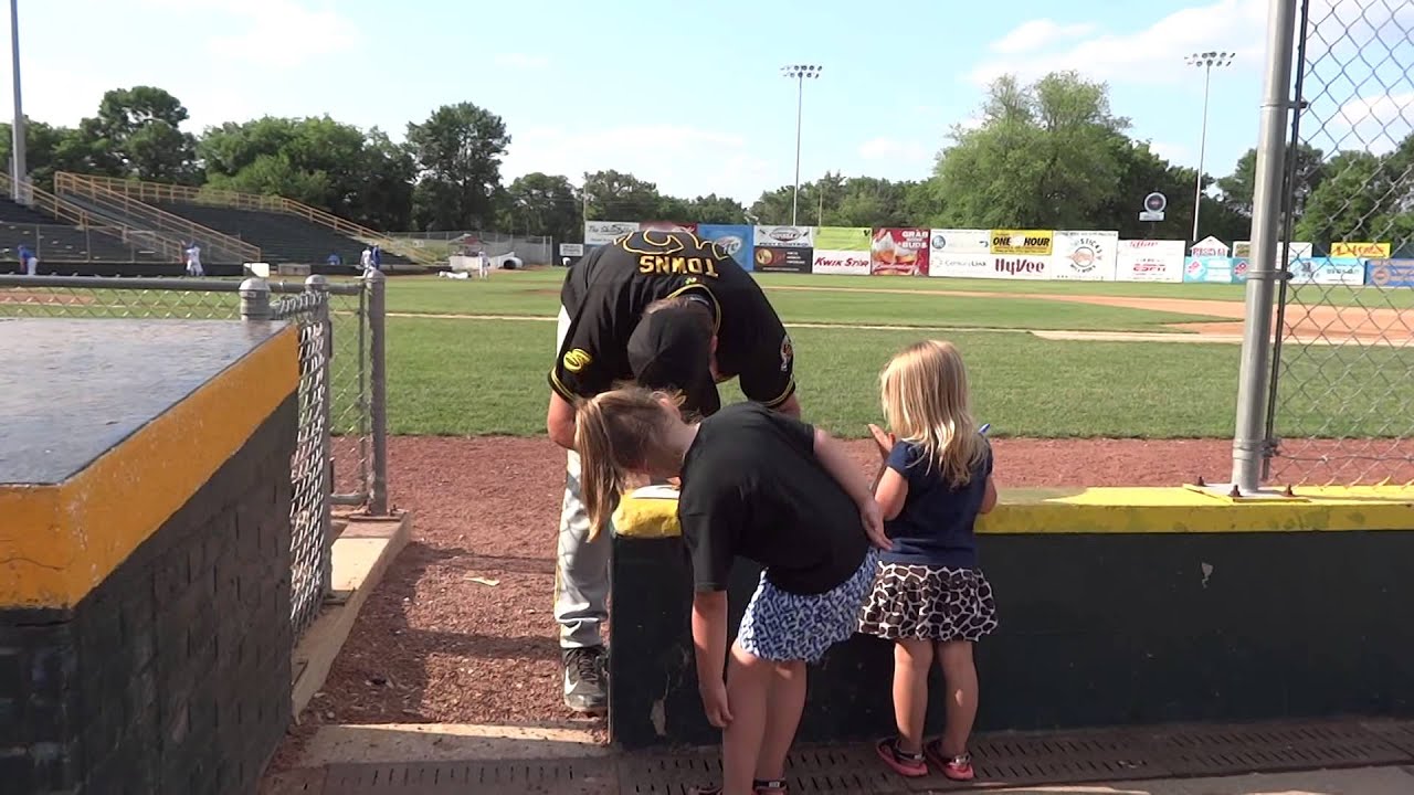 ANDREW TOWNS SIGNS AUTOGRAPHS!! - YouTube