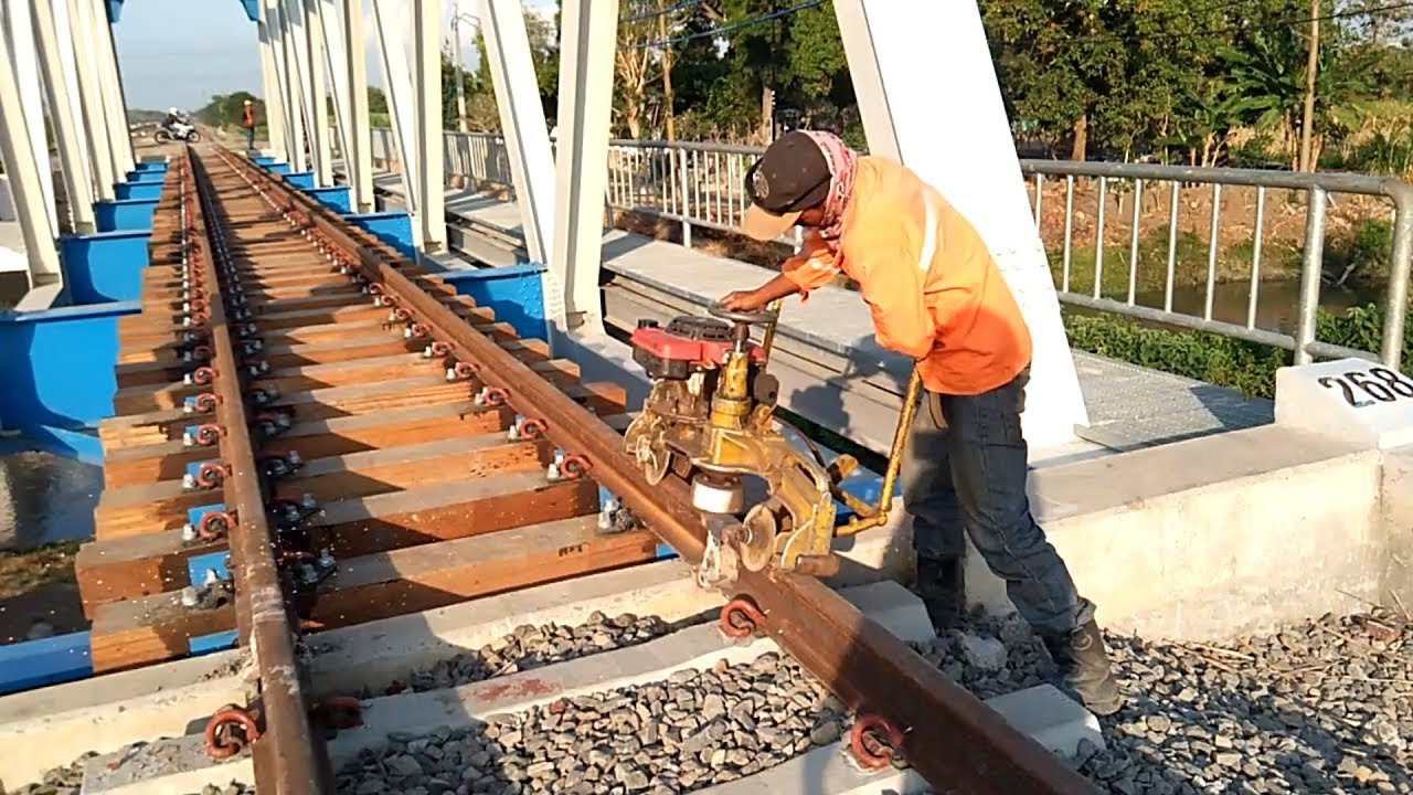 Proses Mesin Gerinda Rel MP 12 Rel Kereta Api - YouTube