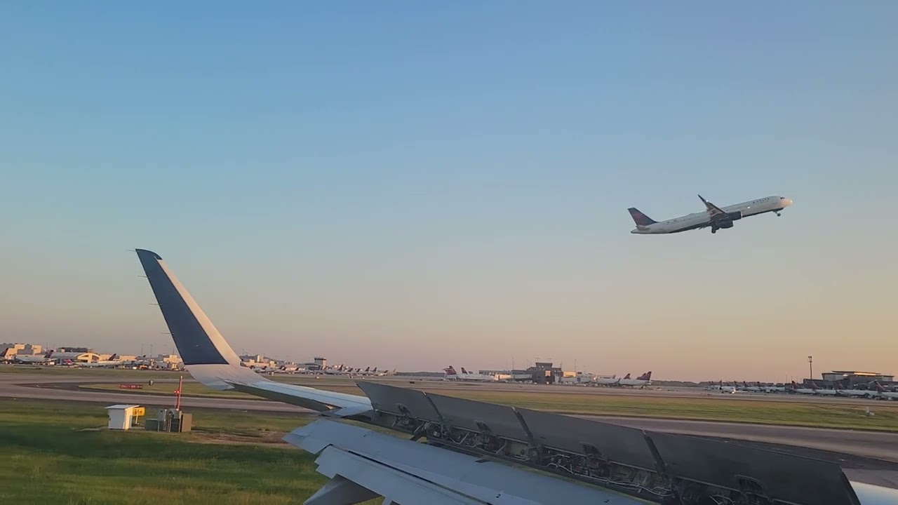 Parallel Landings and Takeoff at Atlanta - YouTube