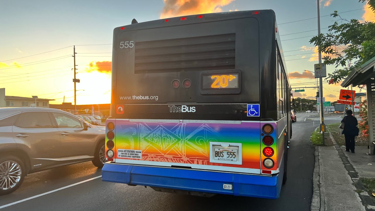 Honolulu Bus #555 Route 20 (rare) - YouTube