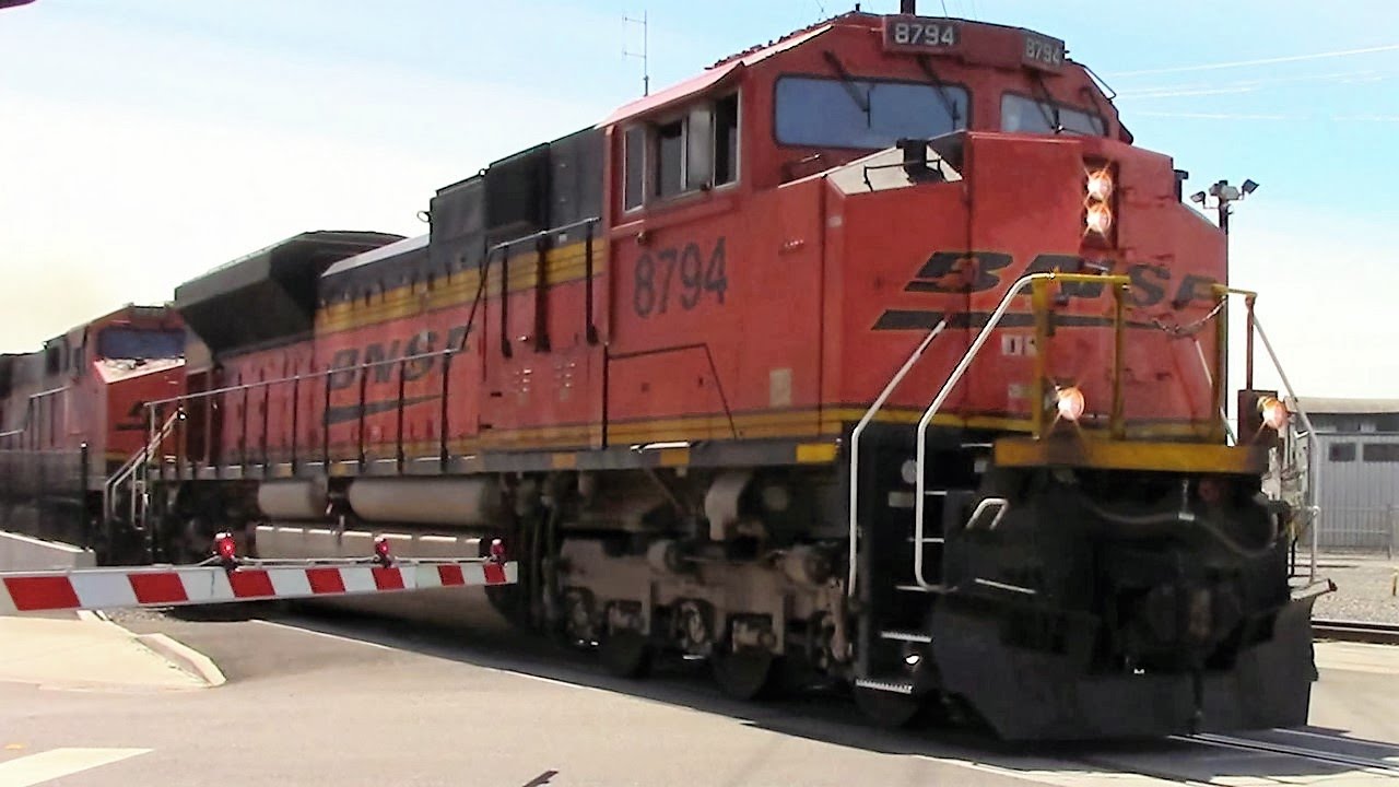 Railfanning BNSF in Vancouver, WA - BNSF #696 Ex-ATSF Warbonnet Included - YouTube
