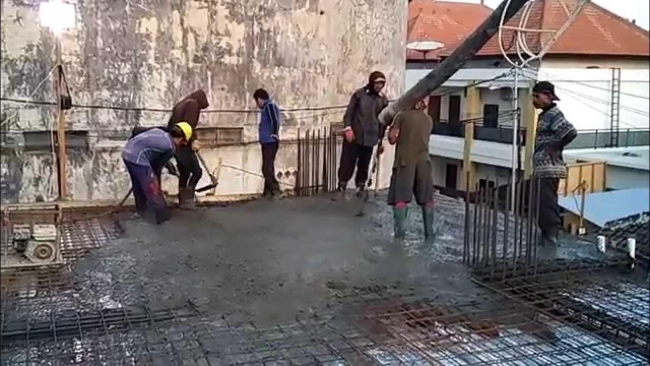 Proses pengecoran balok dan plat bangunan menggunakan beton ready mix dengan concrete pump - YouTube