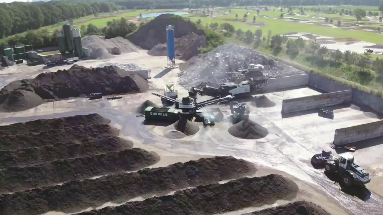 Breken, zeven, windshiften en wassen betongranulaat - YouTube