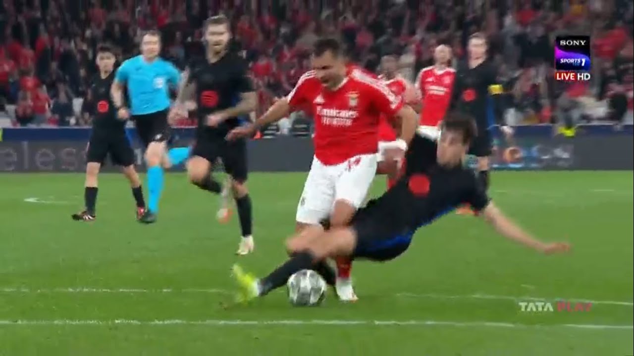 Pau Cubarsí Red Card Controversy | Benfica vs Barcelona | Champions ...