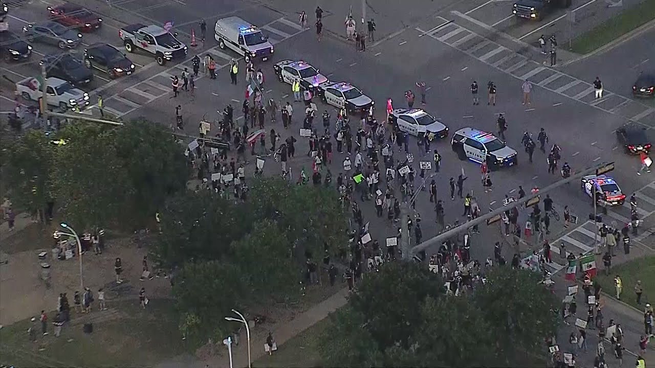 Protestors over ICE raids gather in Dallas | NBCDFW - YouTube