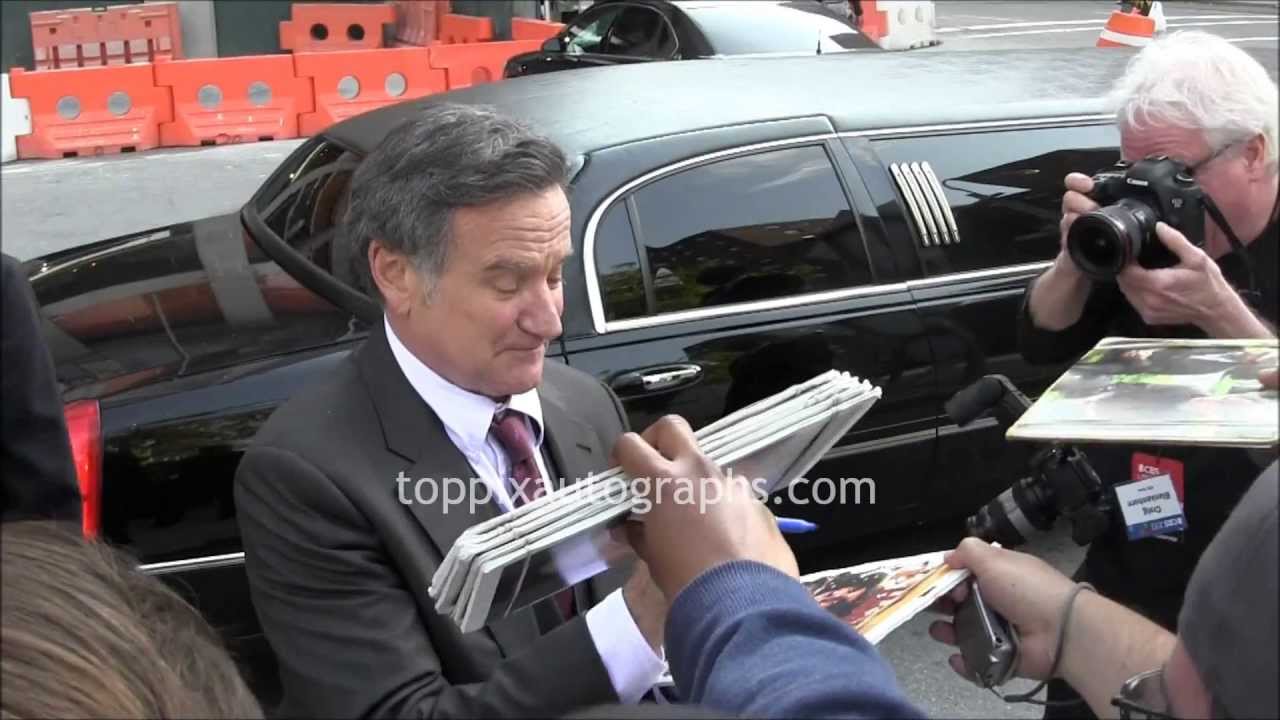 Robin Williams - Signing Autographs at the CBS Upfront Party in NYC ...