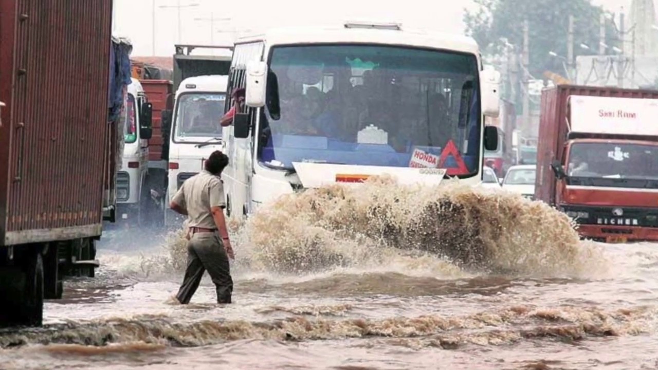 Delhi and Gurugram gurgaon flood, water logging and traffic jam - YouTube
