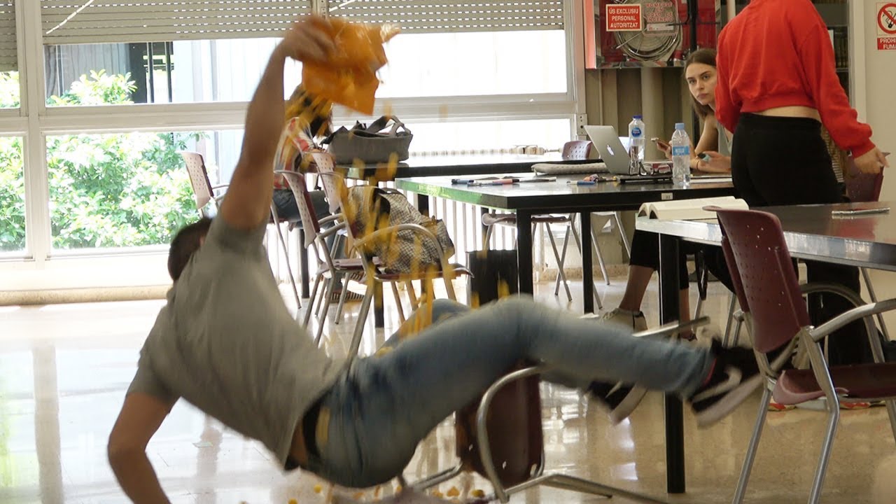 CAYENDO de las SILLAS en la BIBLIOTECA 😂 [Cámara Oculta] - YouTube