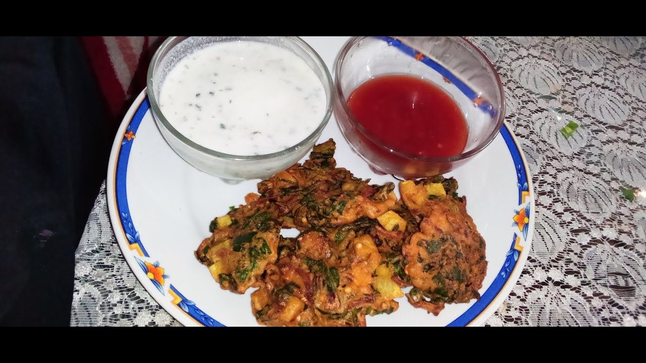 crispy aloo palak pakora recipe / desi khanay with abida - YouTube