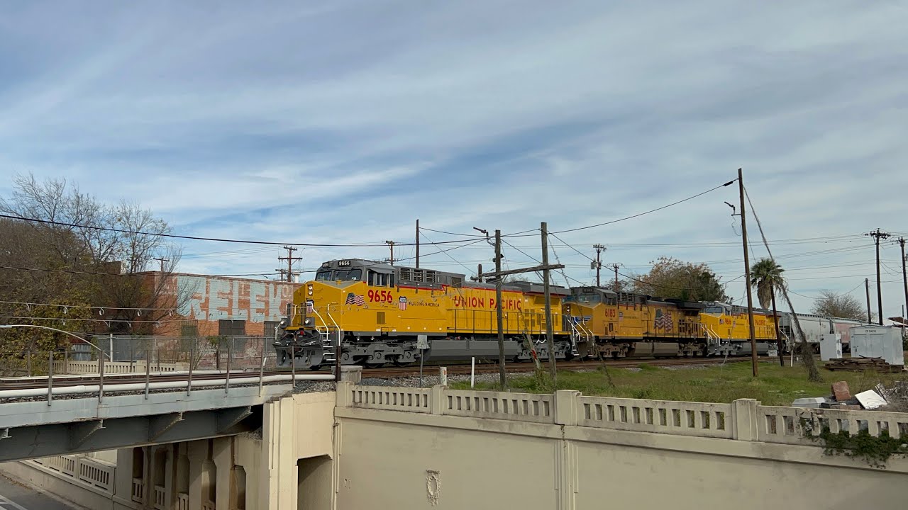 Westbound UP Mixed Freight Train @ St. Marys St. | San Antonio, TX ...