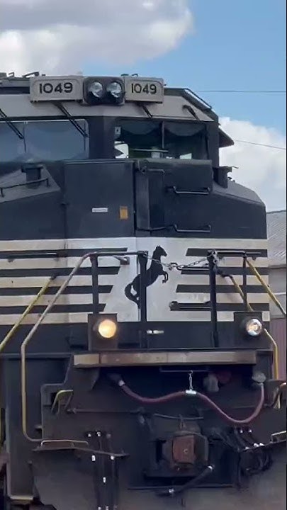 Ns 171 coming through Springfield Ohio with a Sd70ace 1049 up 2611 - YouTube