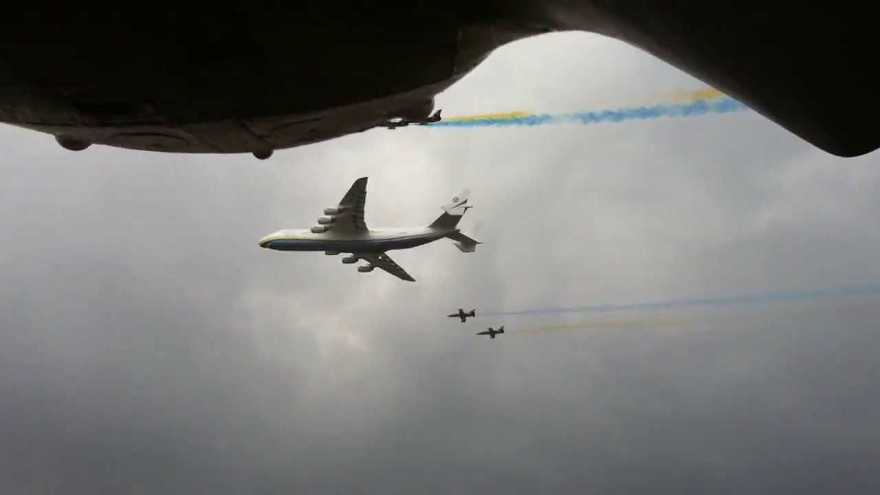 Flyby ANTONOV AN-225 (Myra) at Aviasvit Hostomel Airshow - YouTube