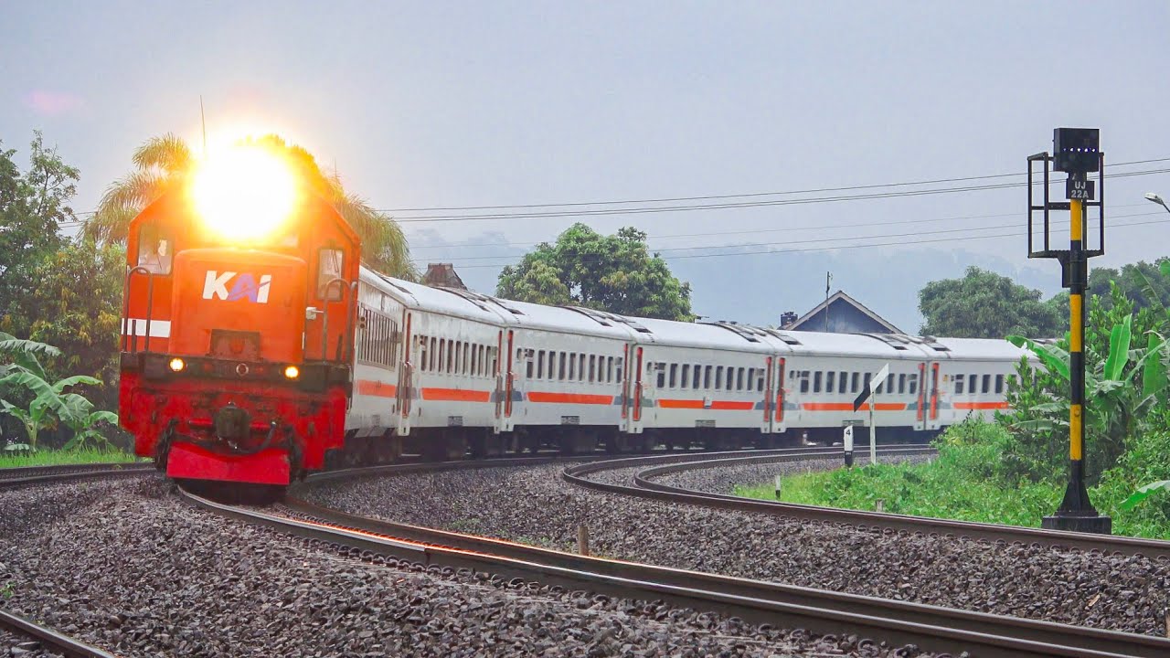KERETA API PANJANG‼️ MENEMUKAN 21 KERETA API DITARIK LOKOMOTIF MERAH ...