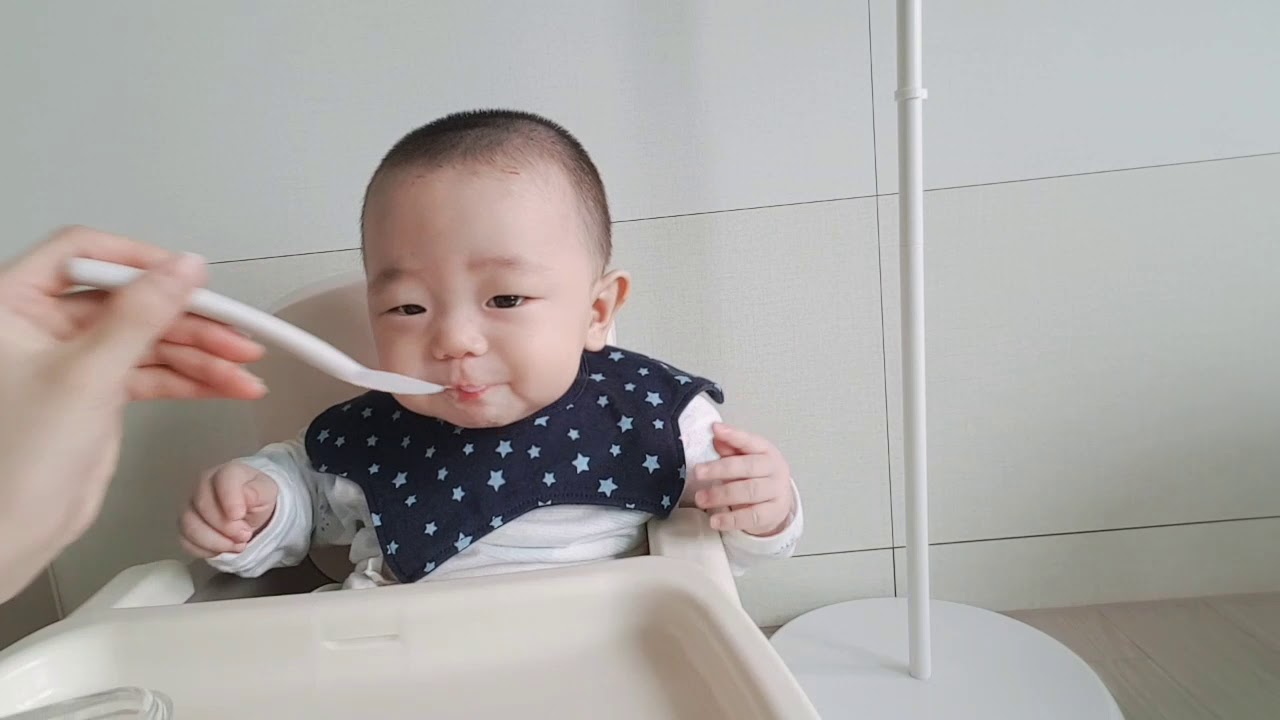 5개월 아기# 애호박 미음 이유식 먹기|5month baby eating zucchini rice gruel - YouTube