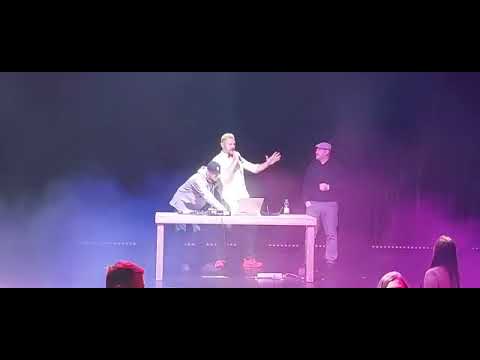 Karol Duchoň - Mám ťa rád (live at DXC Christmas party) - YouTube