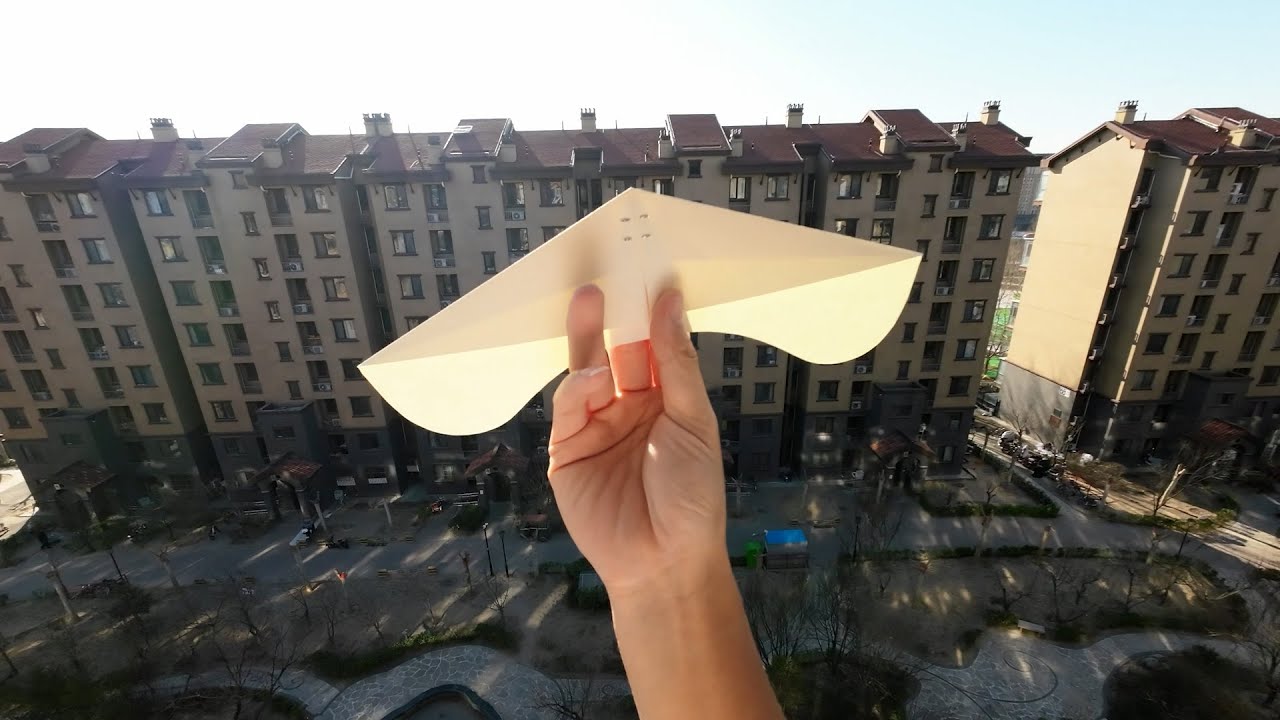 One Of The 4 Largest Paper Airplanes In The World，Amazing Paper Glider ...