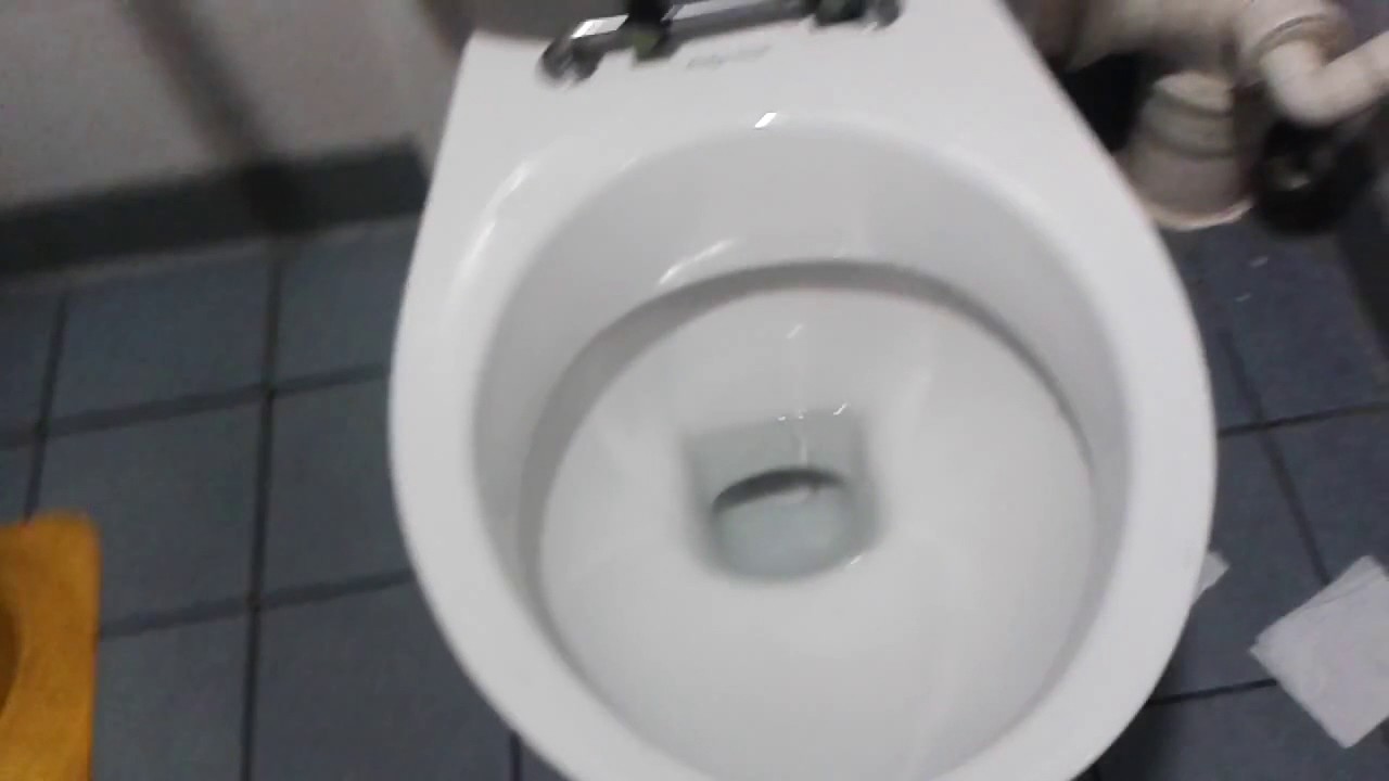 2004 wall mounted Armitage Shanks Melrose Magnia mid tank toilet at ...