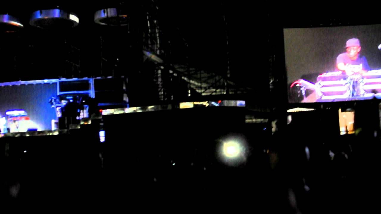 DJ Dummy The Genius @ Rihanna Loud Tour Barbados - YouTube