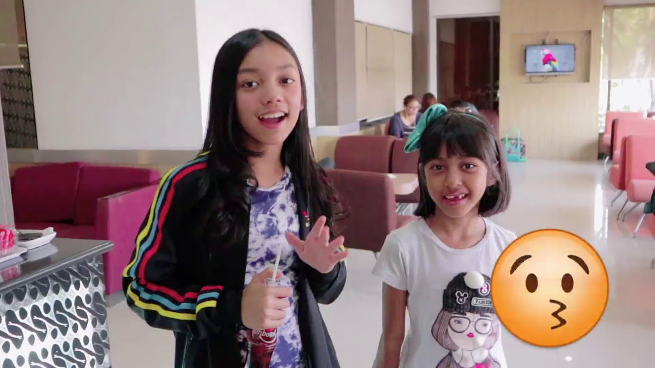 Nayfa Ketemu Kak NAURA Di Bandara | @funwithnayfa - YouTube