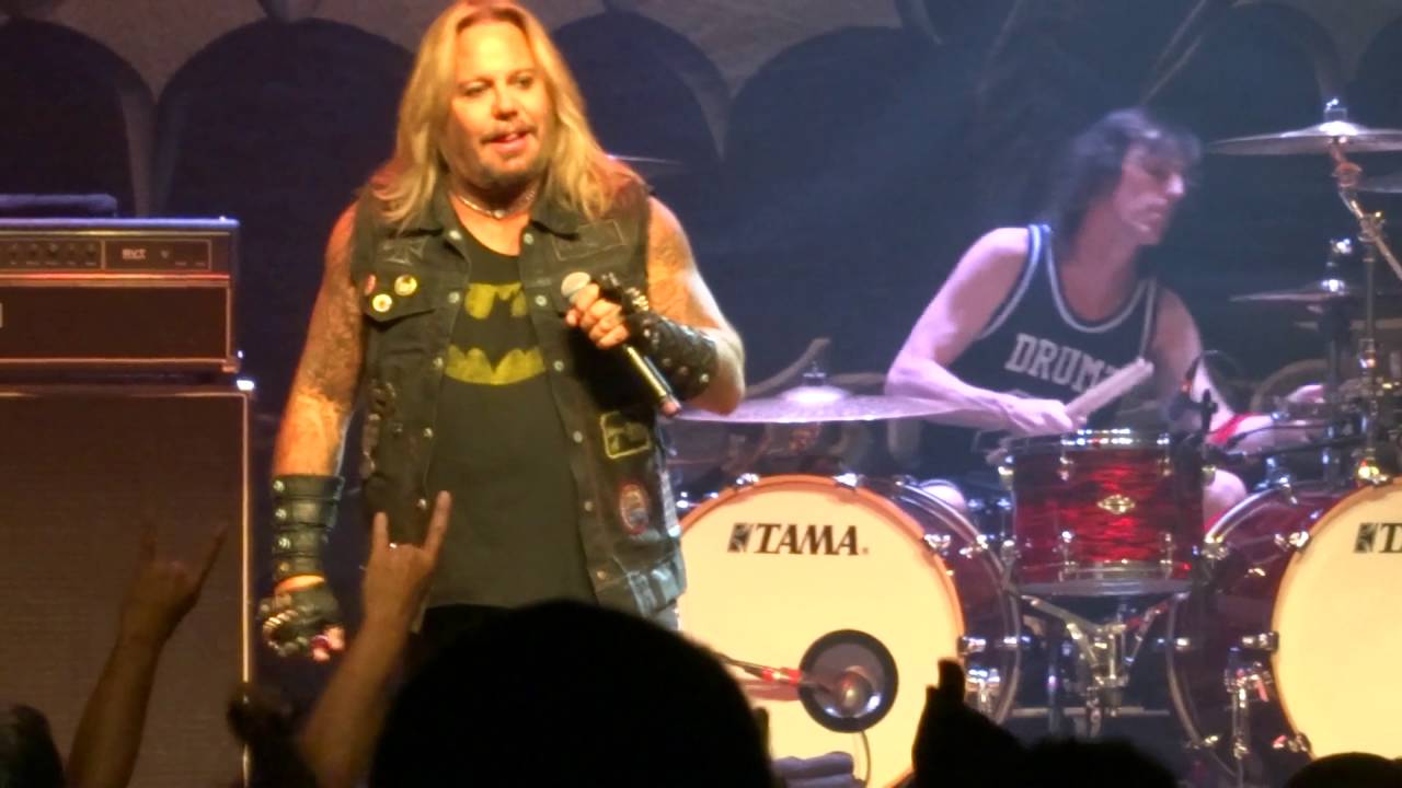 Vince Neil LIVE - Piece Of Your Action & Looks That Kill - 7-16-2016 ...