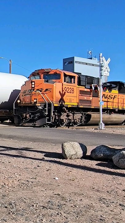 BNSF 9228 Leads Elephant Style!!! 🐘🐘🐘 - YouTube