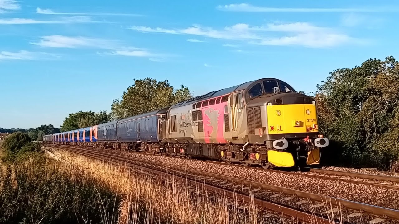 Class 37 510 & 884 pass through Mortimer with 458 534 - YouTube