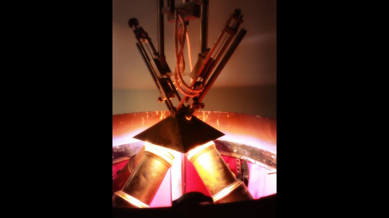 Igniting an old Finsen carbon arc light/ Afprøvning af en gammel Finsen ...