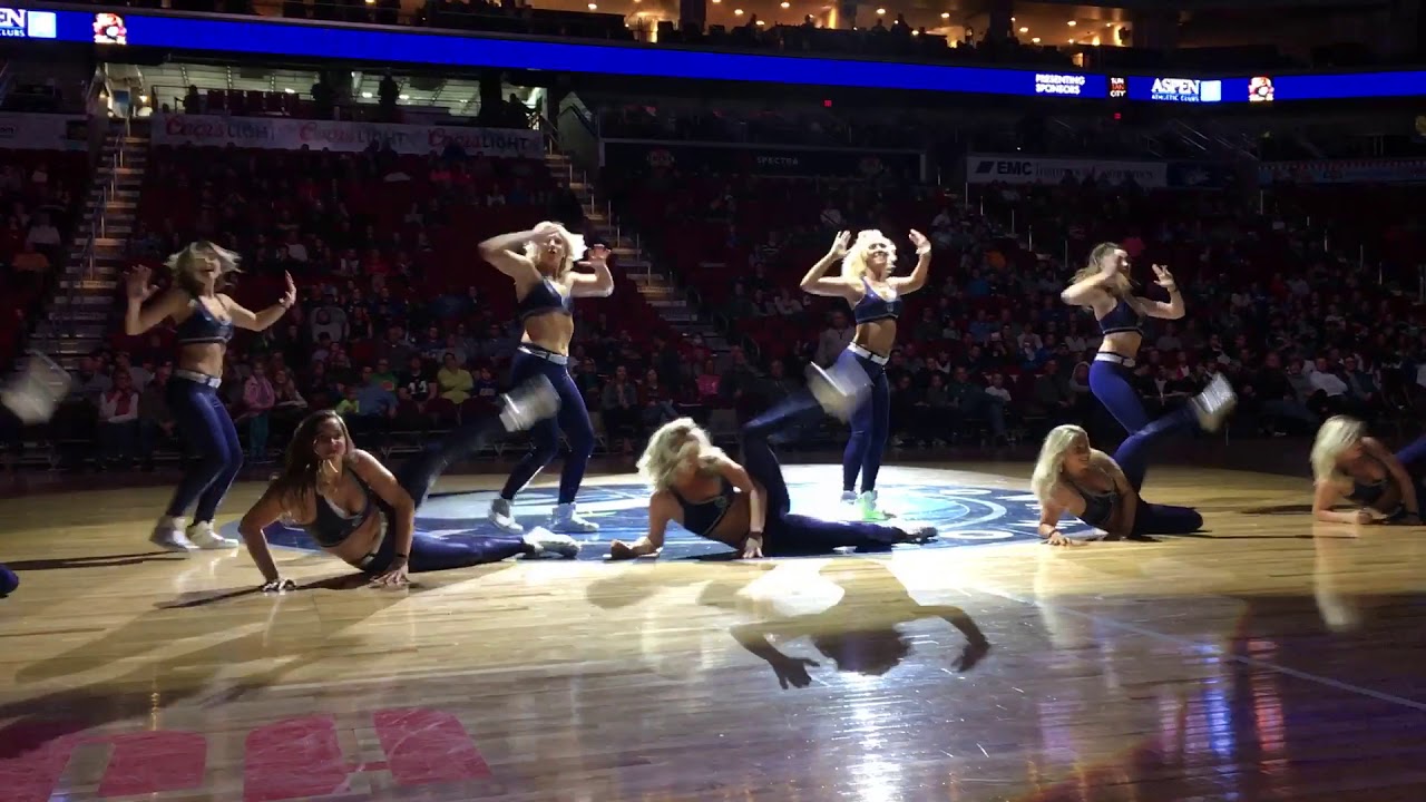 Iowa Wolves Dancers - "Don't Tell Em" 2/3/2018 - YouTube