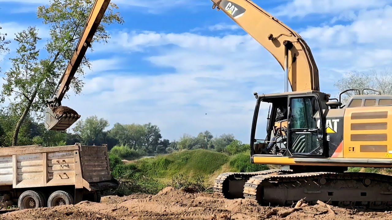 Long Reach Excavator Loading a Dump Truck - YouTube