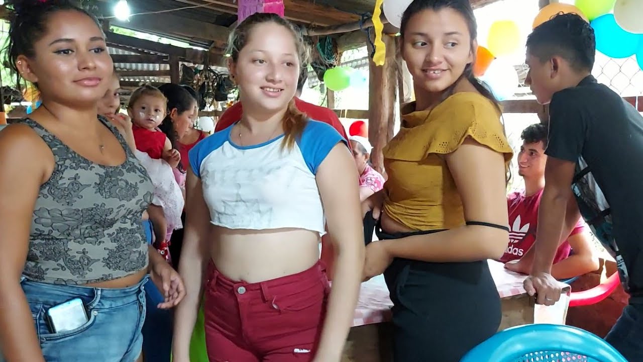 Se llegó la hora de el pastel asi la pasamos en el cumple años de Alexa ...