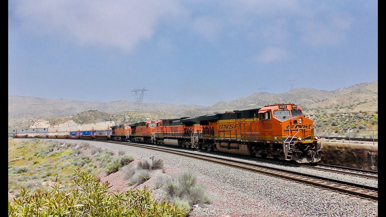 BNSF intermodal climbs up past Silverwood as the sun finally burns through the coastal fog - YouTube