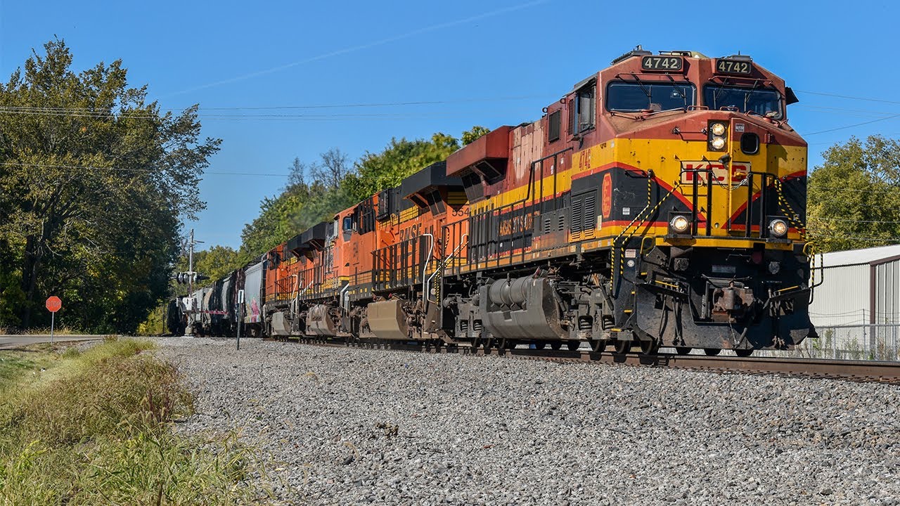 KCSM 4742 on point of BNSF LCHI6571 - YouTube