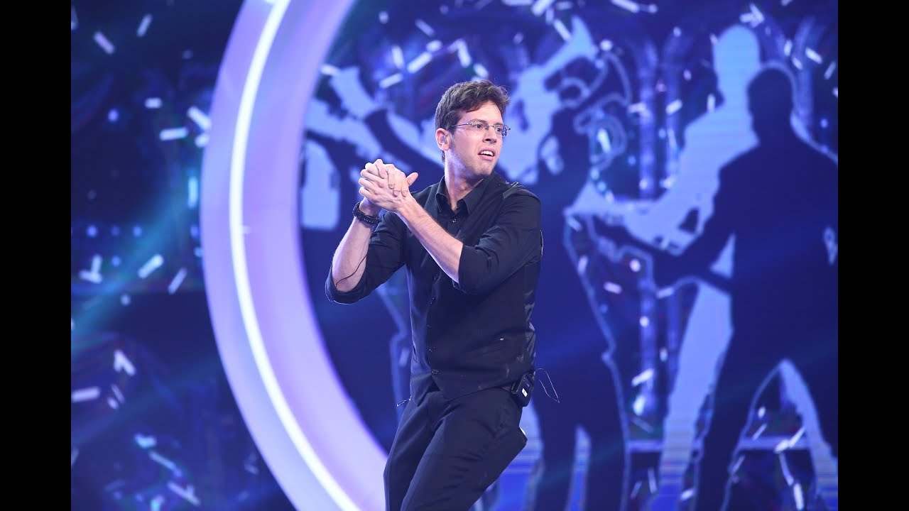 Guy First sochează juriul și publicul. Cântă și trage... vânturi! Delia ...