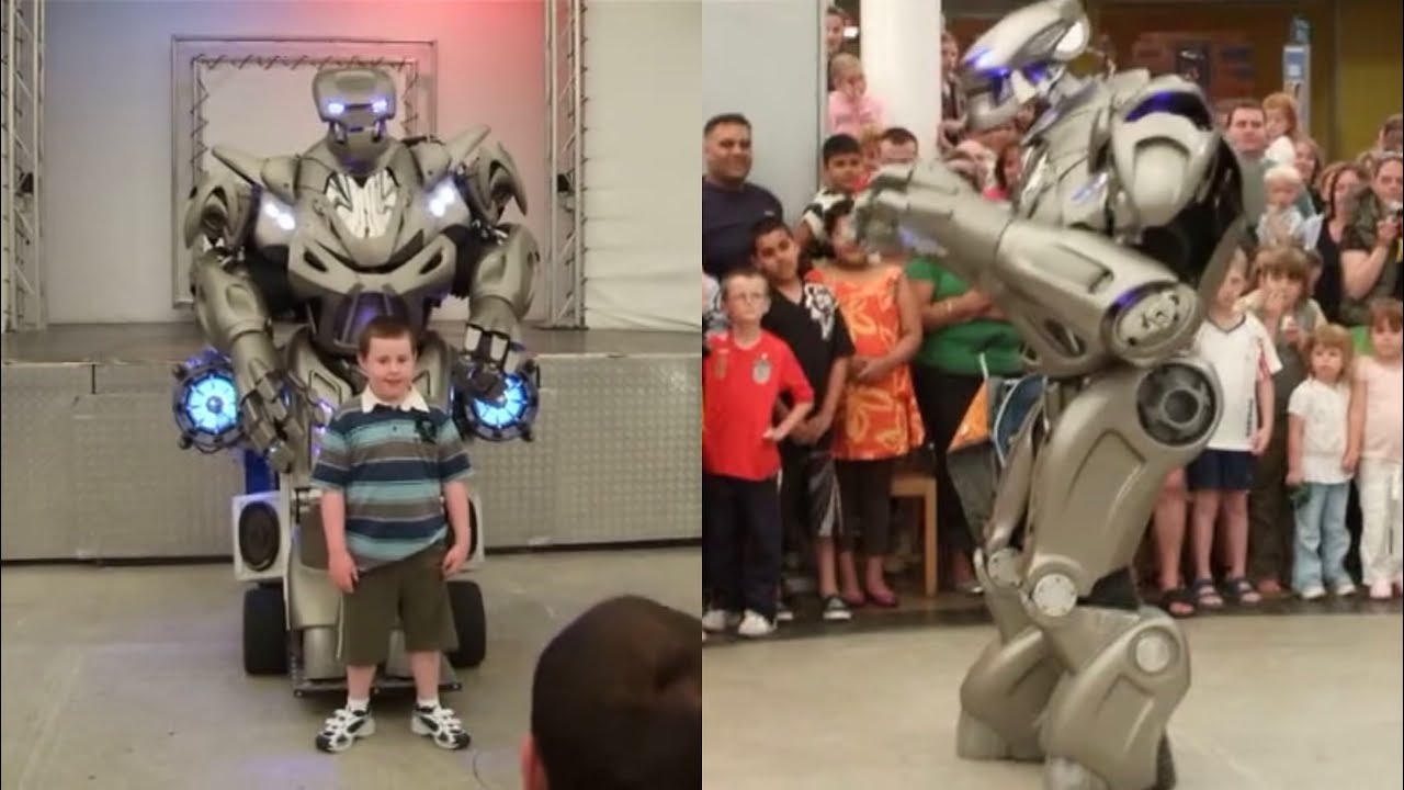 George watches Titan The Robot at Butlins Bognor Regis (30th August ...