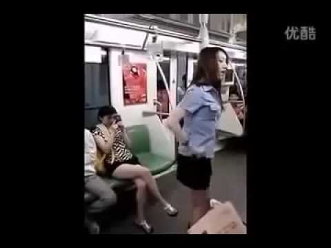 cewe cantik sedang ganti baju dikereta