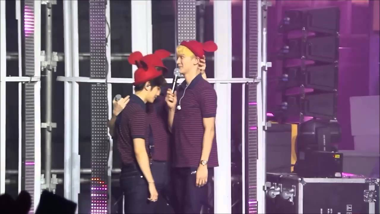 [01232016] Peter Pan ChanBaek hug cut - YouTube