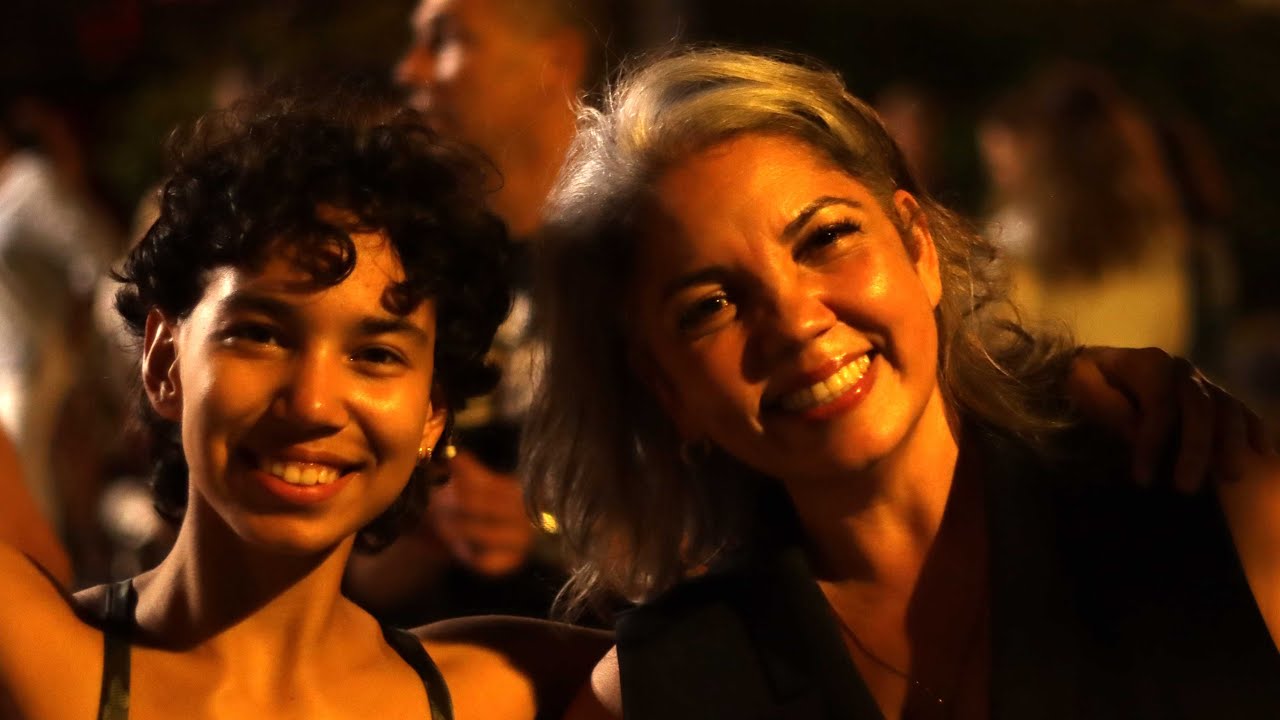 Amazing Mother & Daughters Dancing Salsa - YouTube