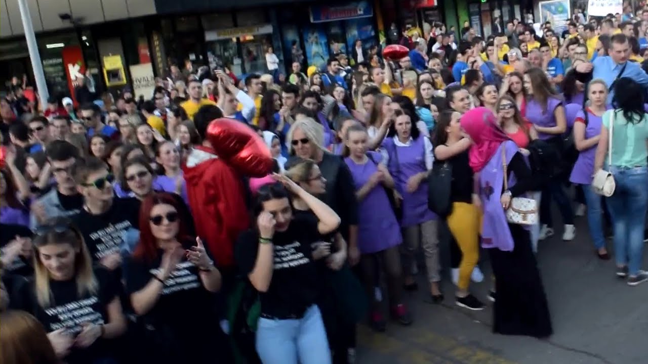 ENORMOUS crowd of fangirls - YouTube