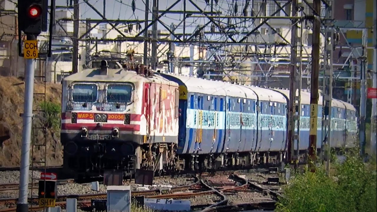 WAP5 v/s WAG5 - Jaipur SuperFast At Chinchwad - YouTube