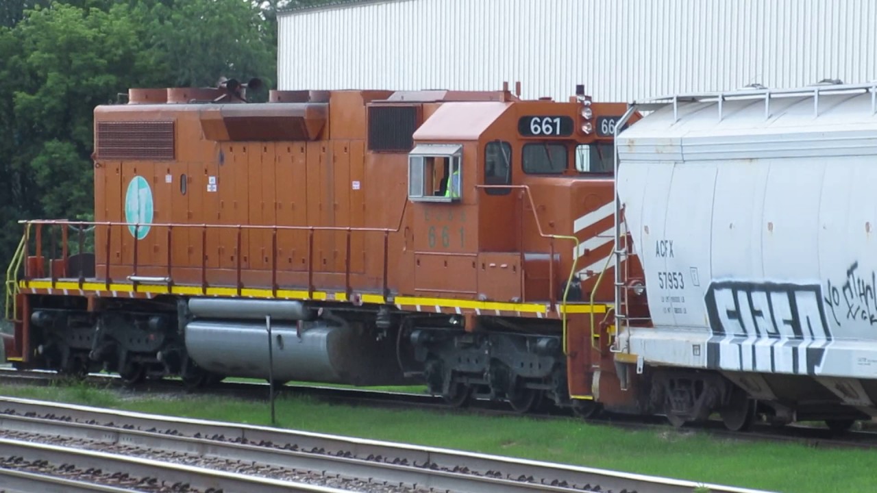 EJ&E 661 returns the loaded covered hoppers on the spur. - YouTube