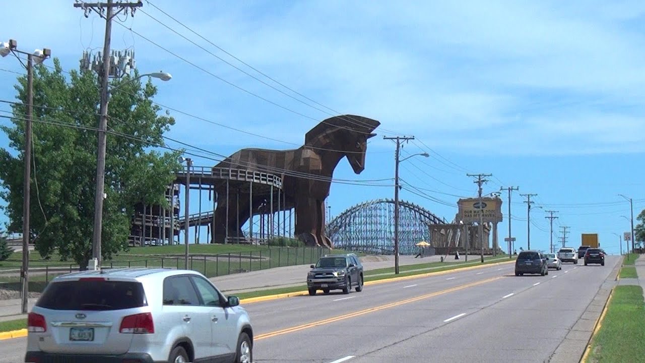 WISCONSIN DELLS, WISCONSIN Attractions / Driving the Strip - YouTube