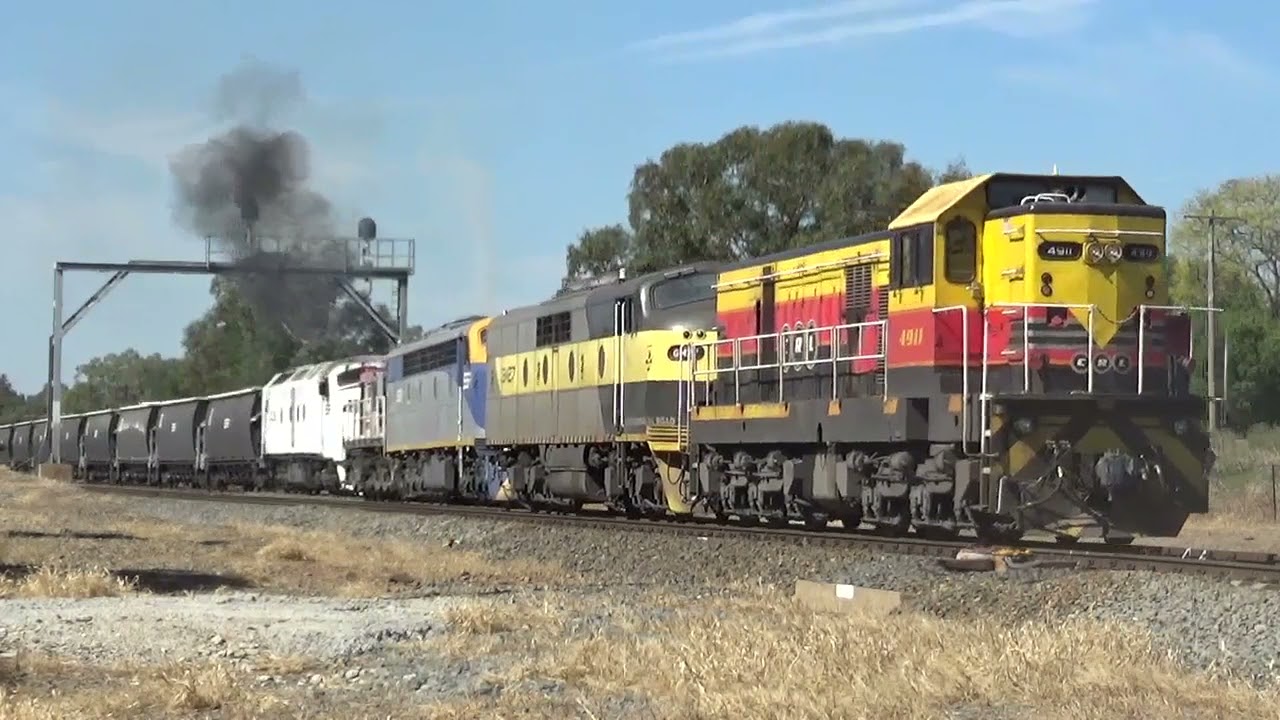 NSW Main South- 3801, 4201, 4501 and SSR streamliners. - YouTube