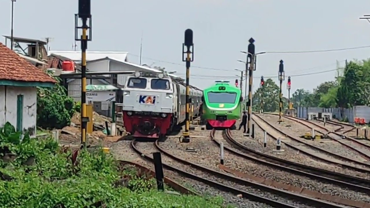 Melihat Persilangan KAIS 4 Dengan Kereta Api Lodaya Di Stasiun Ciamis ...