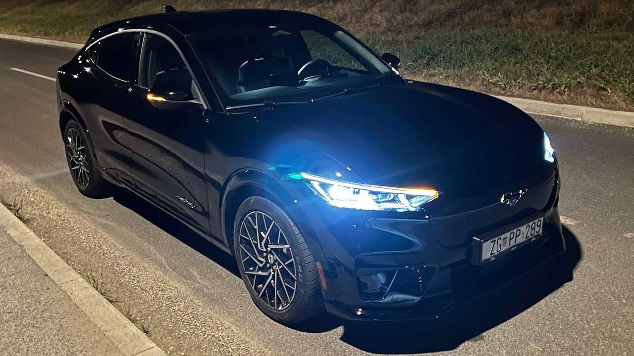 FORD Mustang MACH-E GT 2023 - adaptive LED lights test & demonstration ...