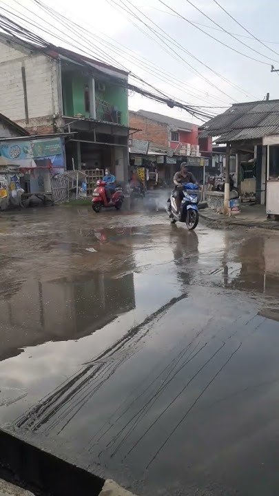 Banyak Yang Jatuh Akibat Jalanan Licin Habis Diguyur Hujan - YouTube