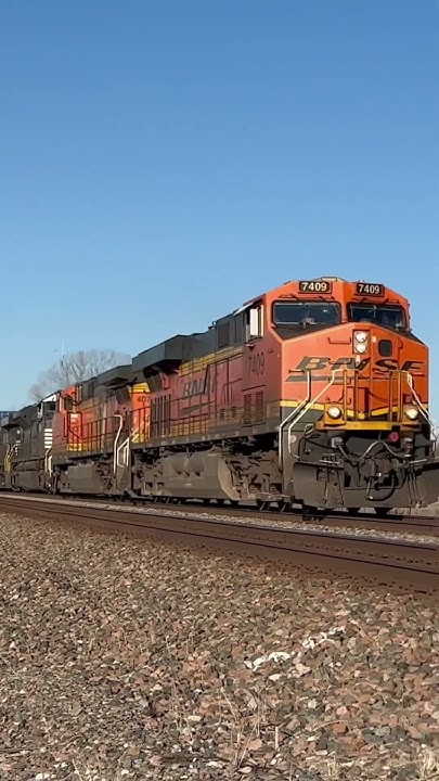 Flying BNSF Stack train w/ Norfolk Southern power!! #bnsf #bnsfrailway #train #norfolksouthern ...
